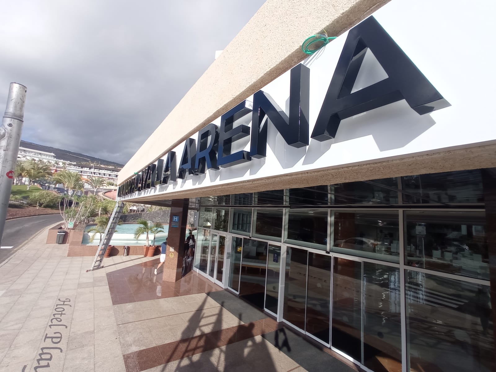 LETRAS CORPÓREAS - HOTEL LANDMAR - COSTA DE LOS GIGANTES - Bobet Canarias