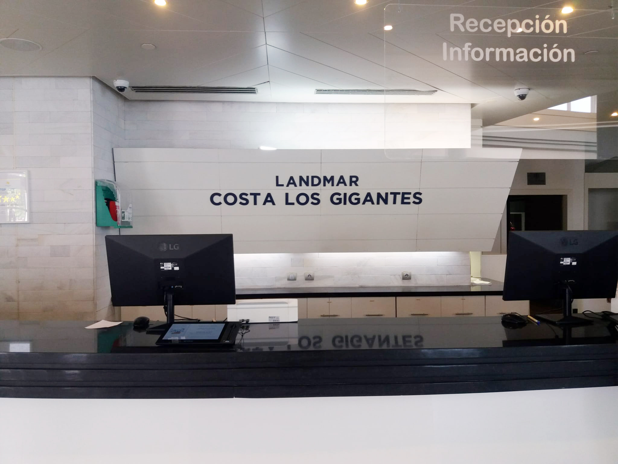 LETRAS CORPÓREAS - HOTEL LANDMAR - COSTA DE LOS GIGANTES - RECEPCIÓN ...