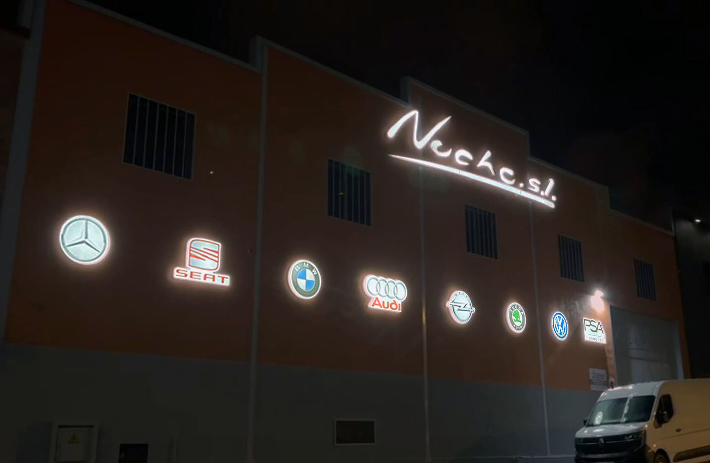 Instalación de rótulos luminosos. Autorepuestos Nucho